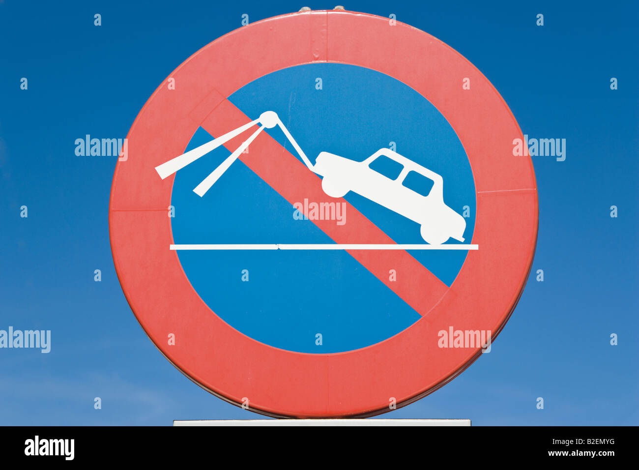 Traffic sign no parking or towing Stock Photo - Alamy