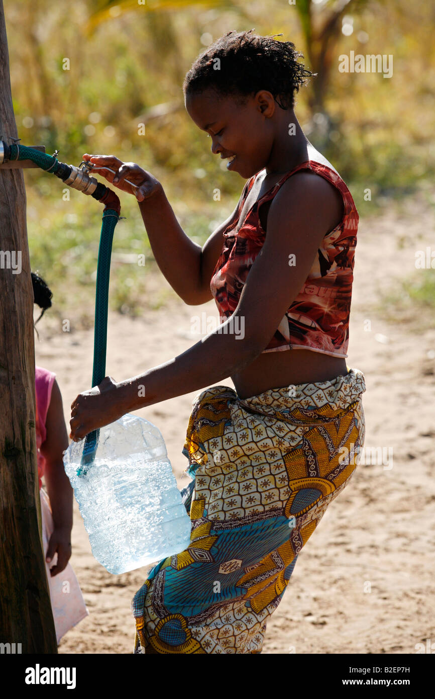 Woman fetching water hi-res stock photography and images - Alamy