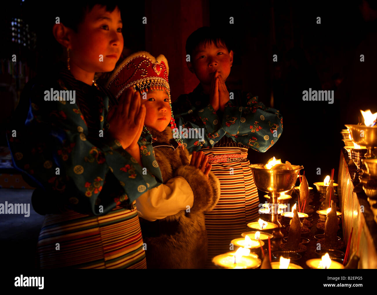 tibetan children praying Stock Photo - Alamy