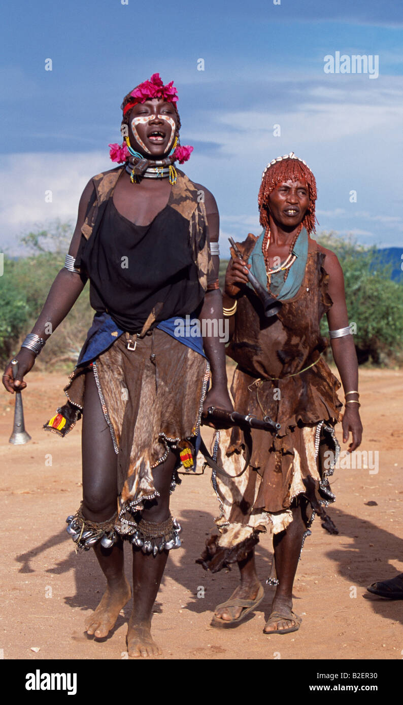 Hamar women sing and dance during the build up to the bull -jumping ...