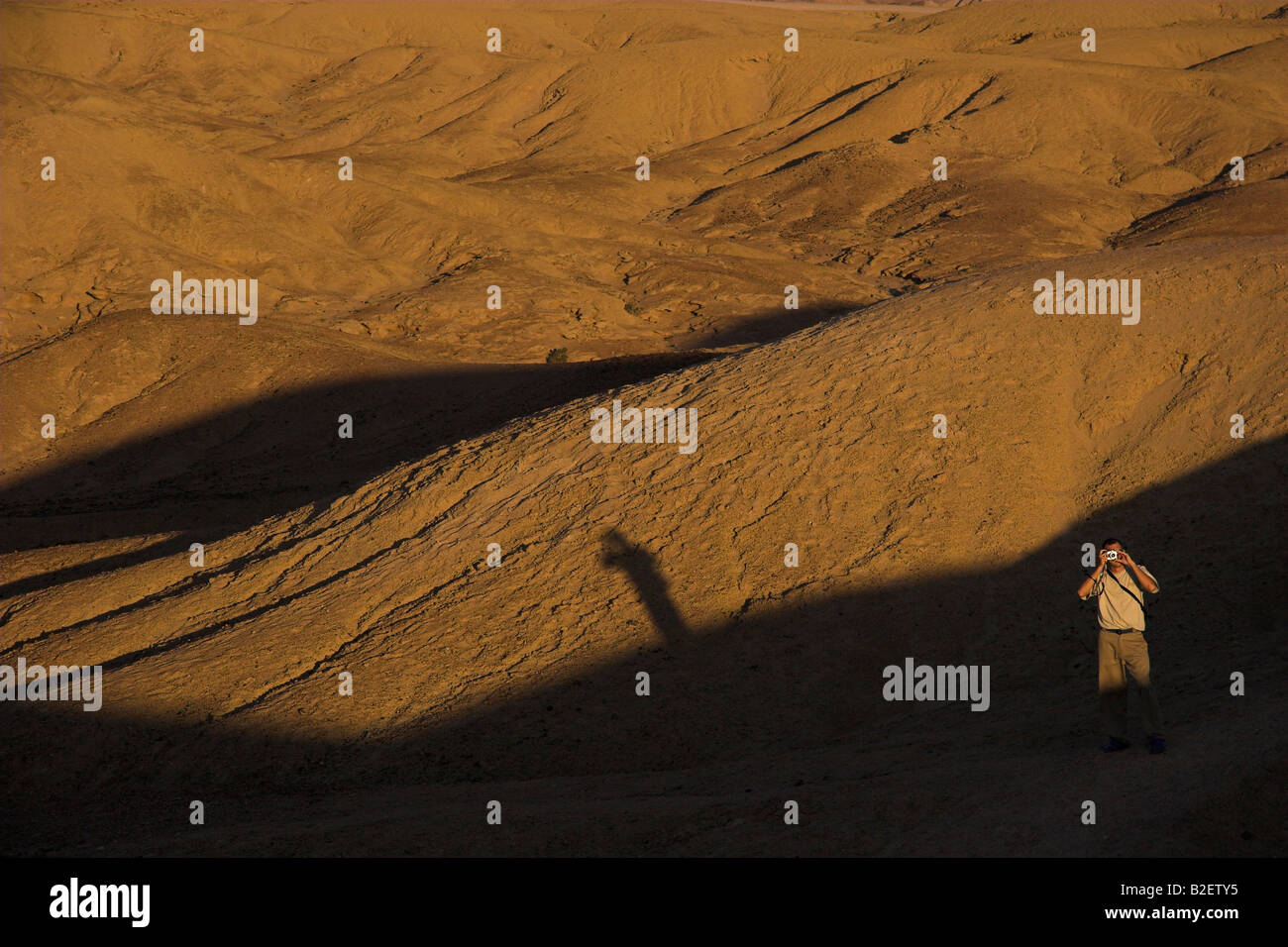 Lone figure wilderness hi-res stock photography and images - Alamy