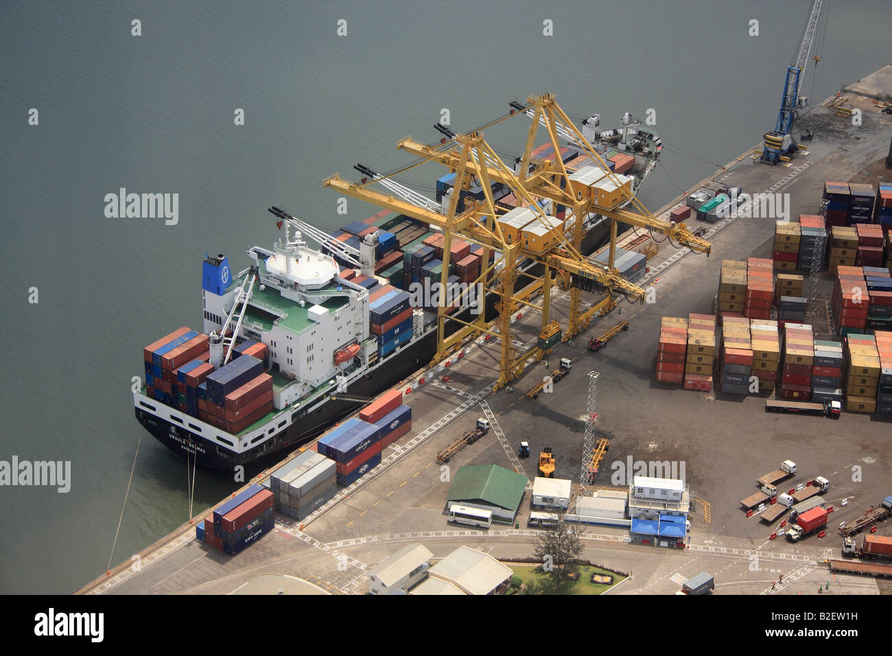 Shipping containers being loaded hi-res stock photography and images ...