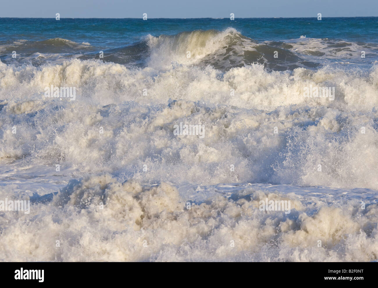 Waves crashing to shore hi-res stock photography and images - Alamy