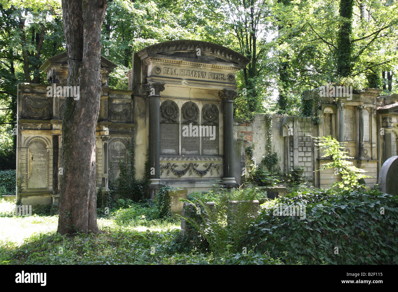 Grave tombstones old cemetery hi-res stock photography and images - Alamy