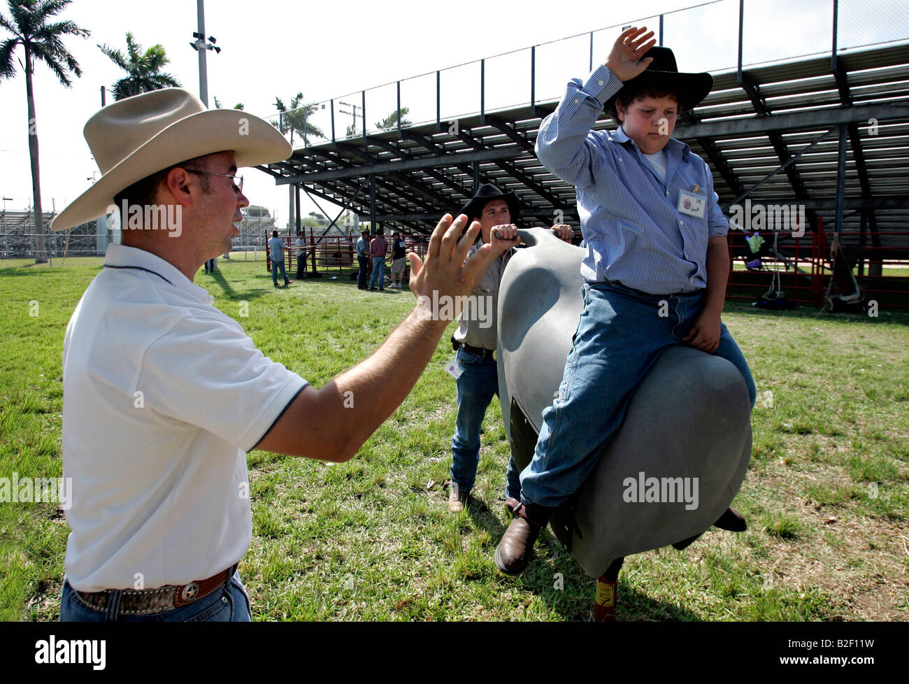 US HOMESTEAD Sankey s Rodeo School Bullriding First lesson on Il Toro ...
