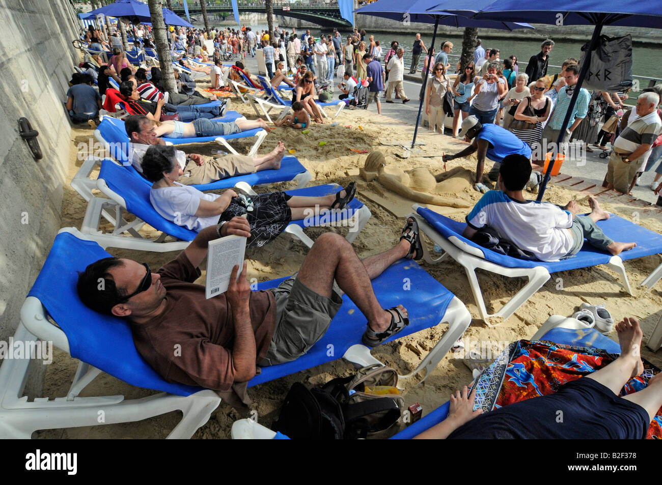 People enjoying an artificial beach during the summer "Paris Plage ...