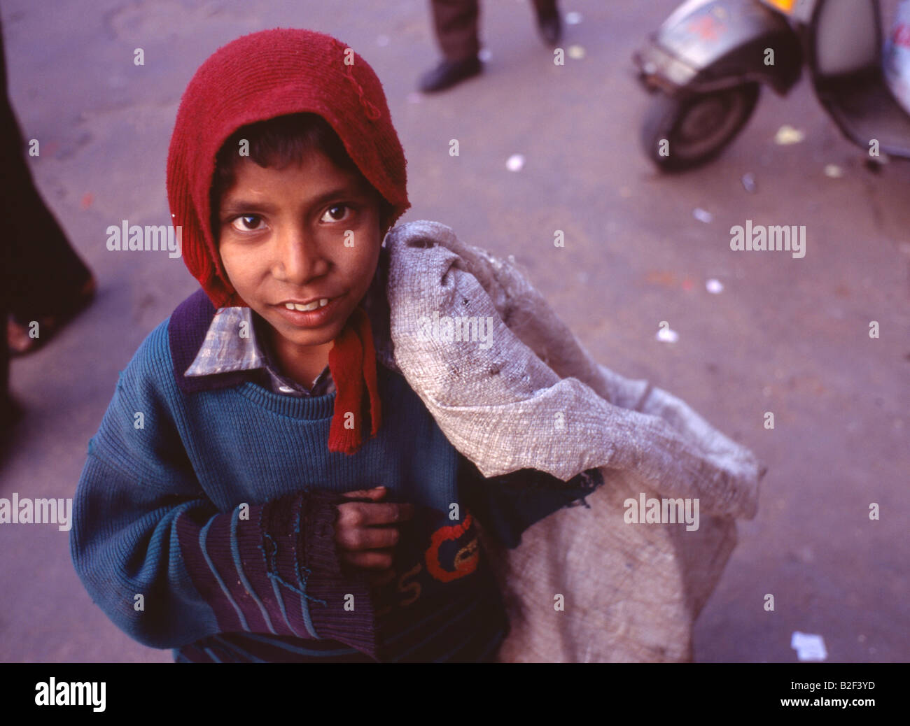 Indian boy begging, Delhi, India Stock Photo - Alamy