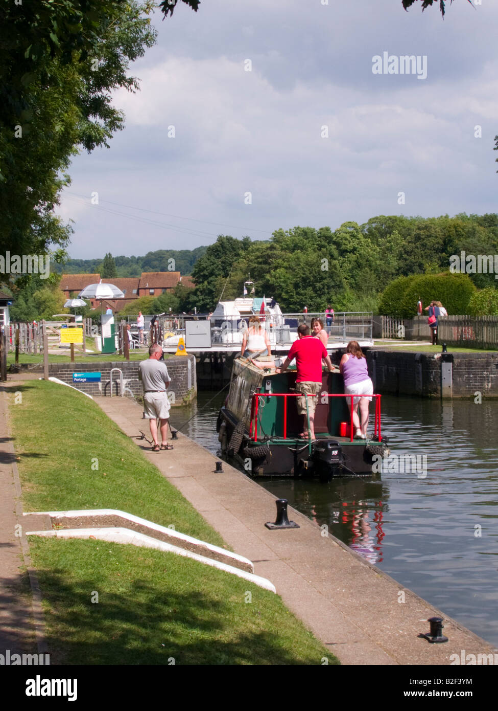 River thames at temple lock hi-res stock photography and images - Alamy