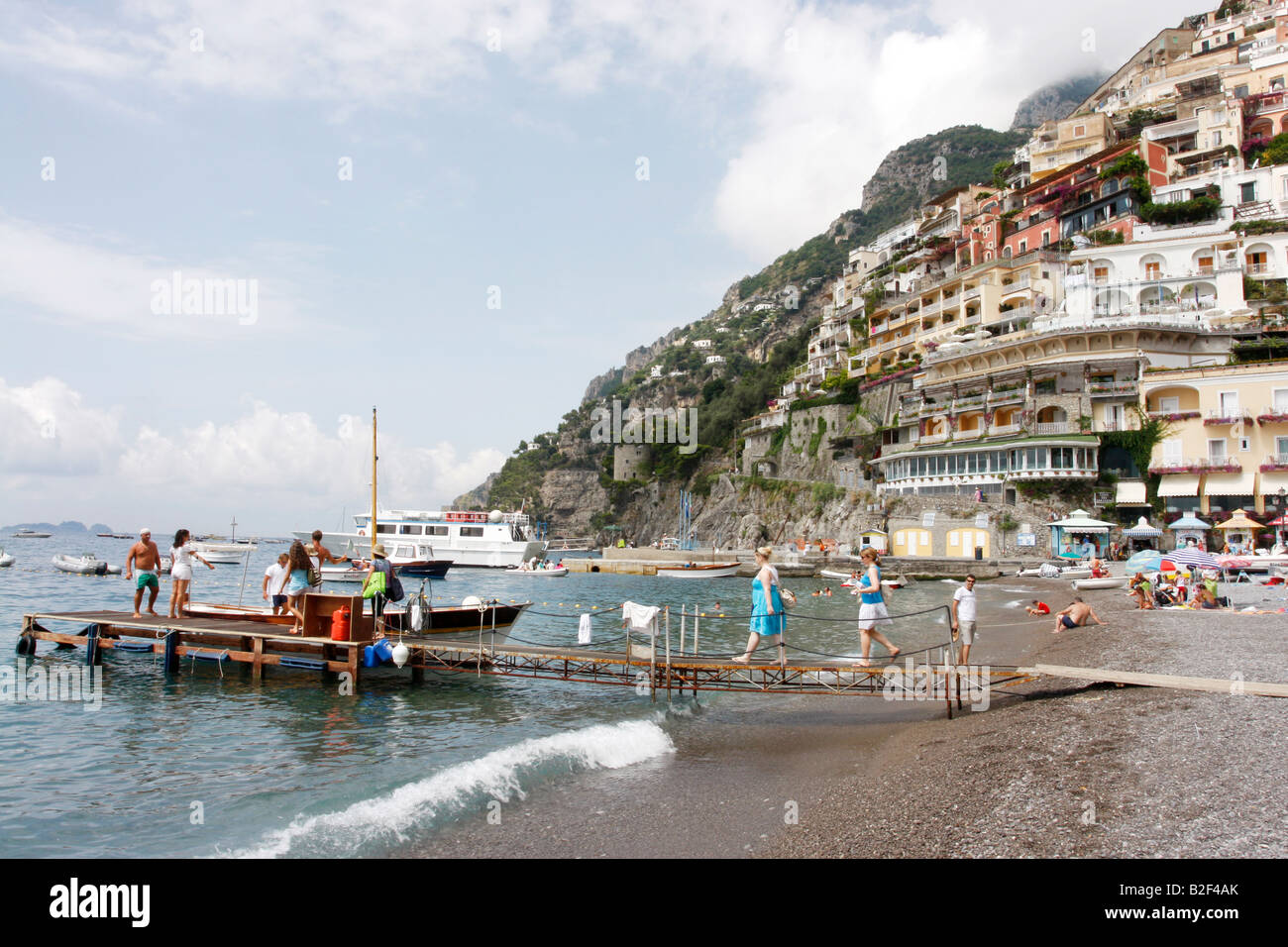 Positano beach and boat jetty Stock Photo - Alamy
