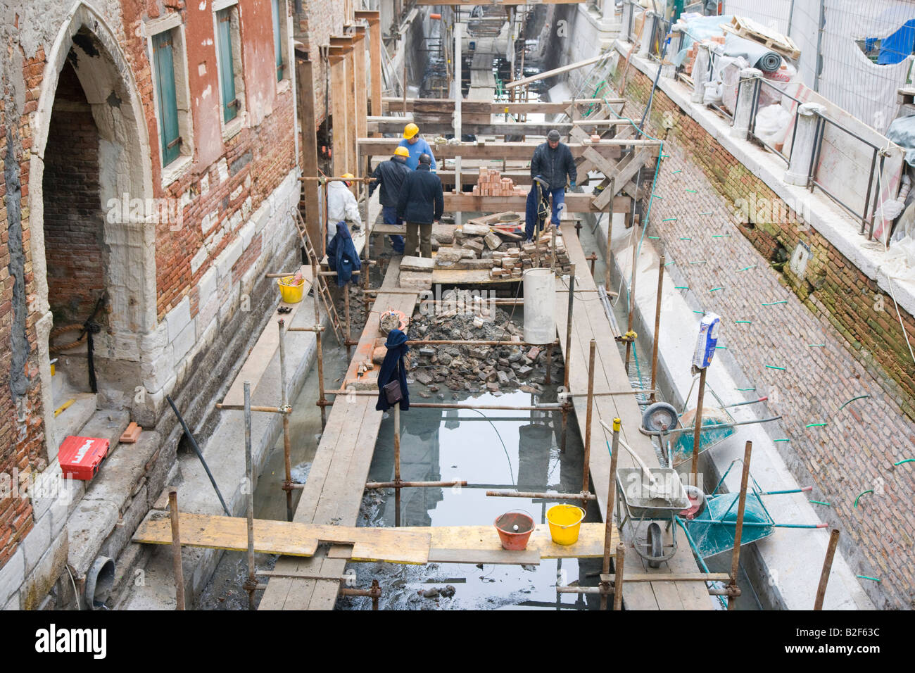 Canal repair works to drained canals Venice Italy Stock Photo - Alamy