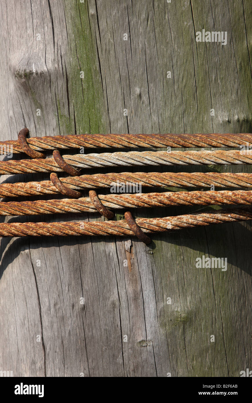 Rope lashed to a bollard Stock Photo - Alamy