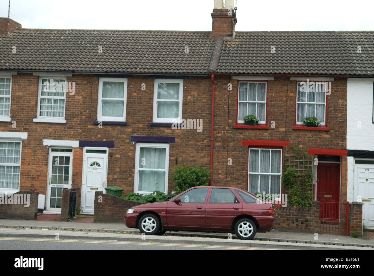Car parked outside house hi-res stock photography and images - Alamy