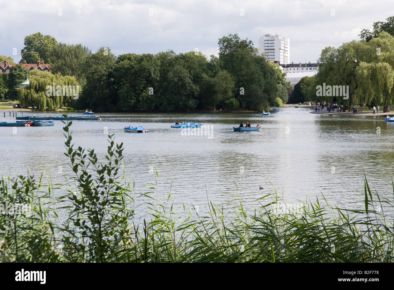 The boating lake in Regent's Park London England Stock Photo - Alamy