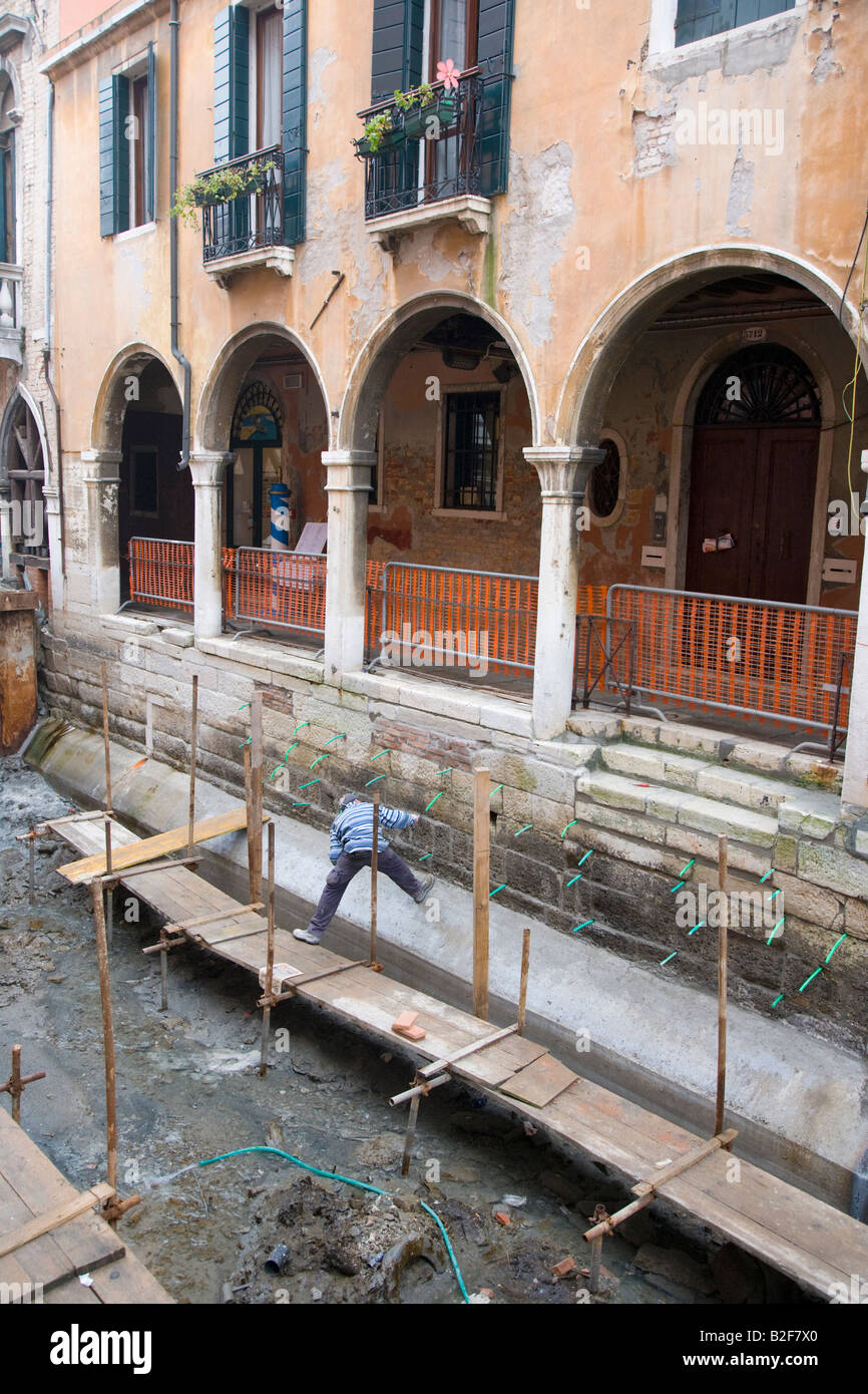 Canal repair works to drained canals Venice Italy Stock Photo - Alamy