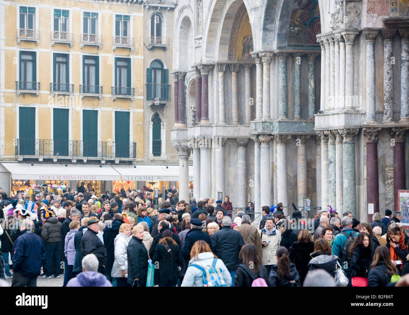 Crowd in front of basilica hi-res stock photography and images - Alamy