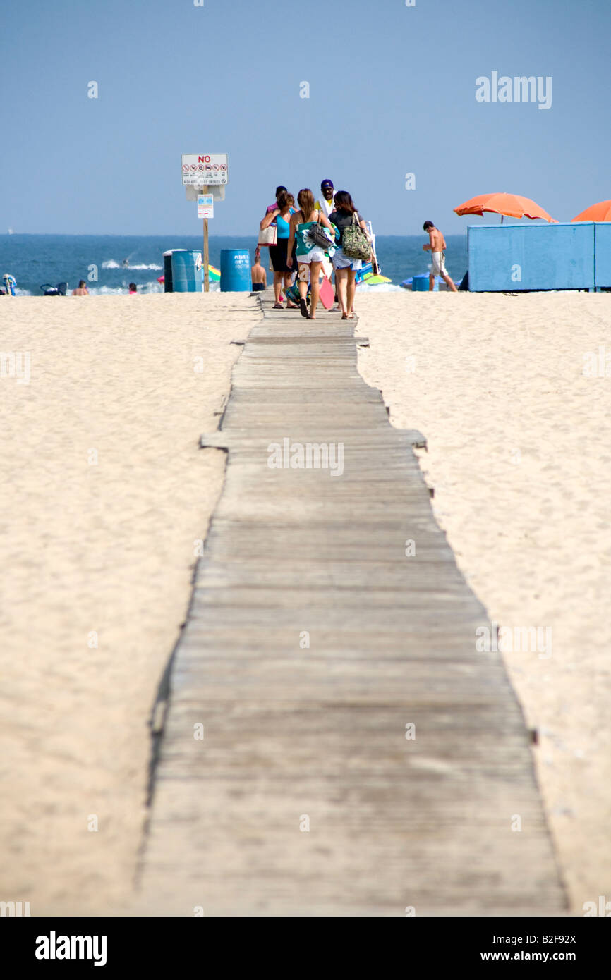 Beach goers on sand beach hi-res stock photography and images - Alamy