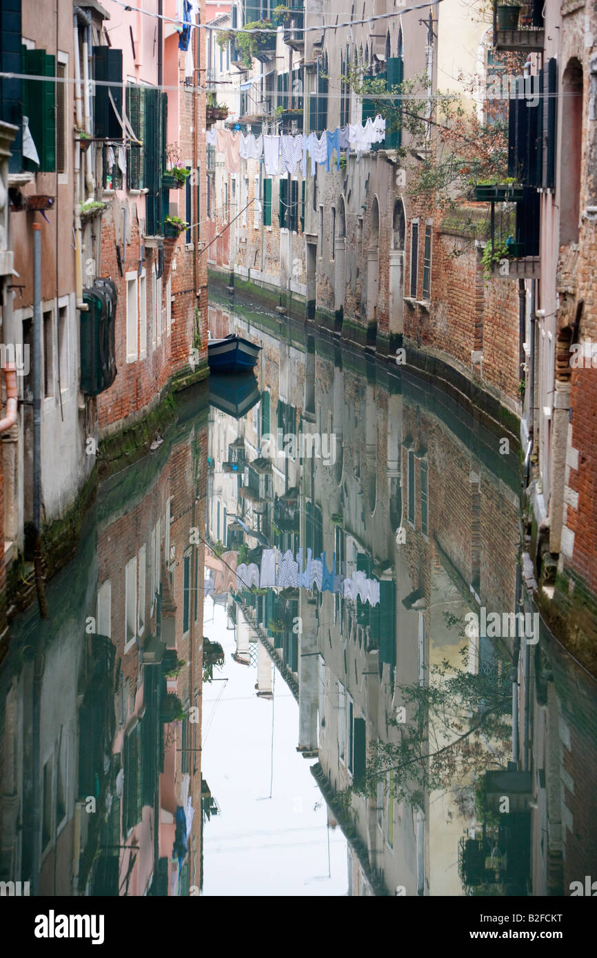 Canal and building hi-res stock photography and images - Alamy