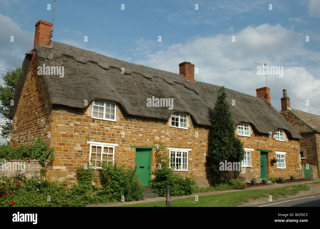 thatched cottages, Rockingham, Northamptonshire, England, UK Stock ...