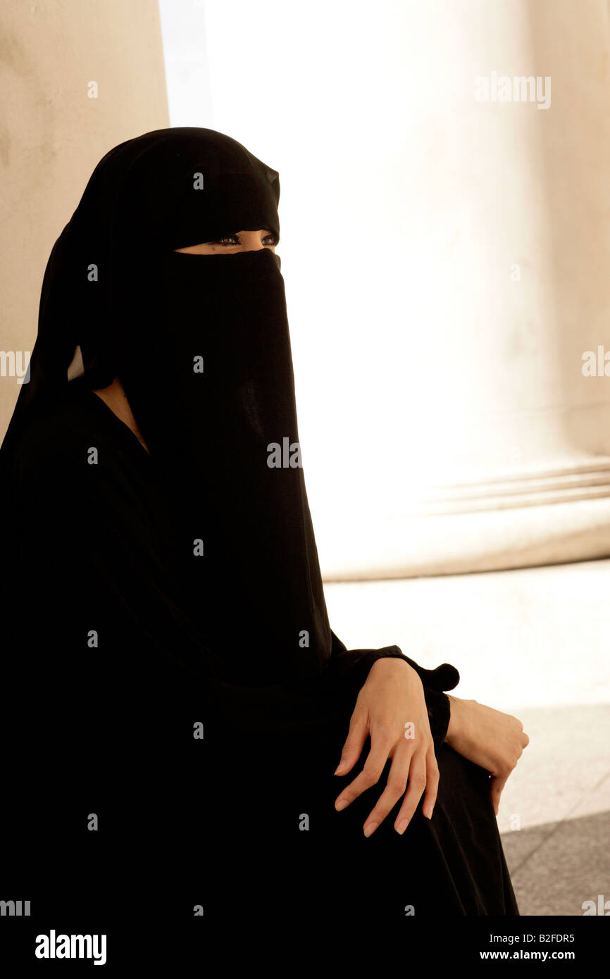 Woman burka uk hi-res stock photography and images - Alamy