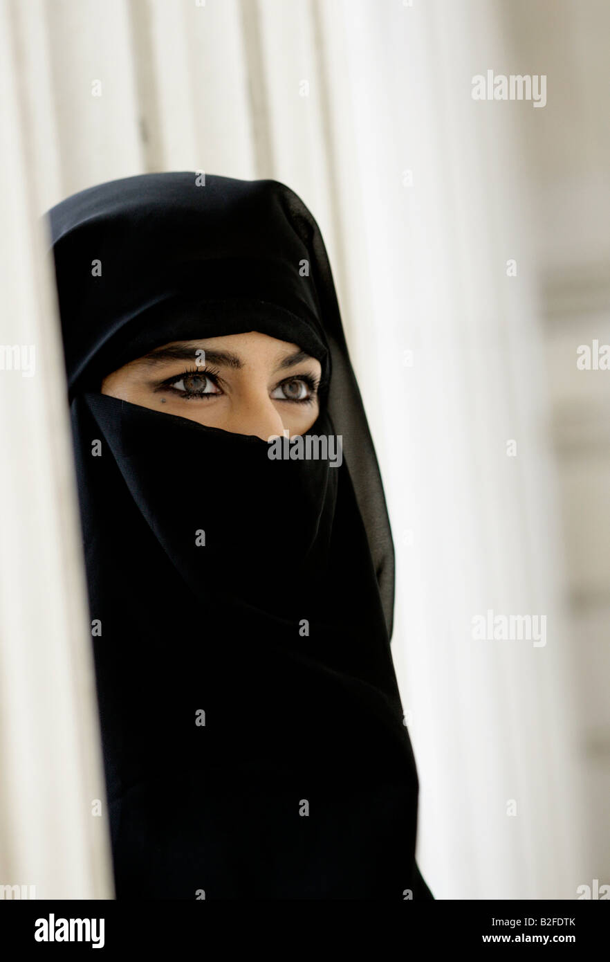 Full face burqa hi-res stock photography and images - Alamy