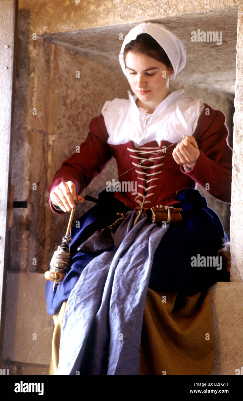 Tudor historical re-enactment Lady woman spinning 16th century English ...