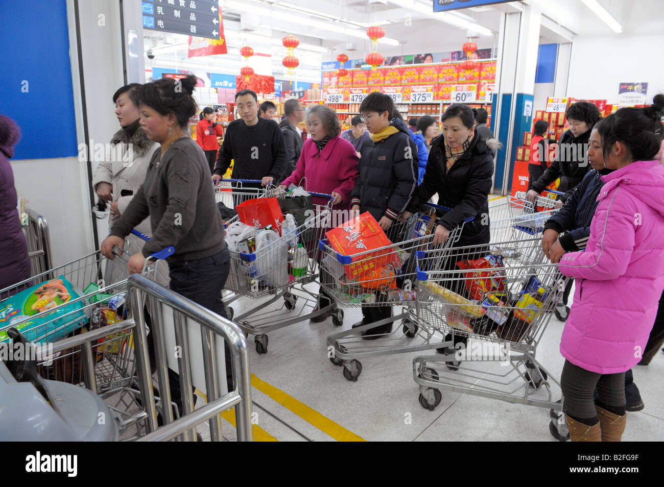 Chinese shoppers at a crowded Wal Mart superstore, Harbin, Heilongjiang ...