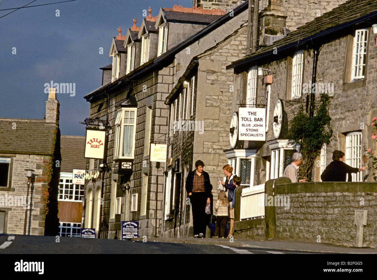 castleton peak district village Stock Photo - Alamy