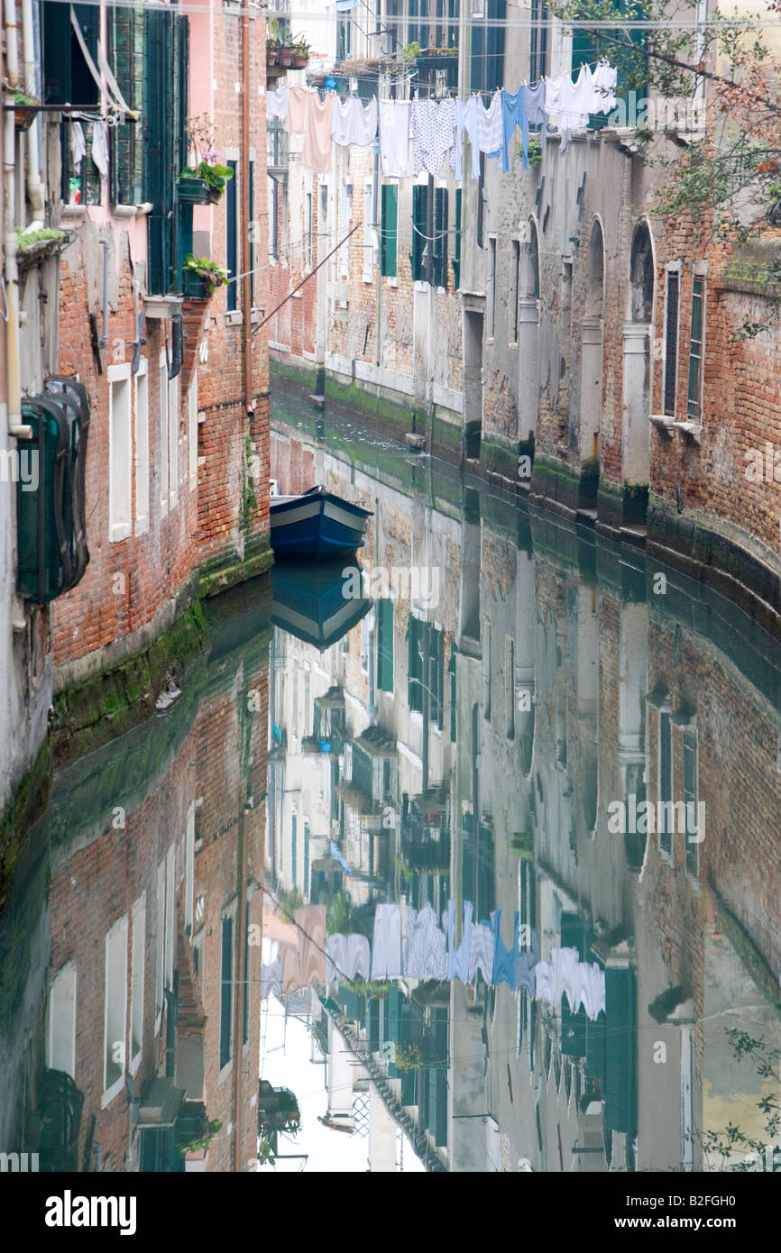 Canal and building hi-res stock photography and images - Alamy