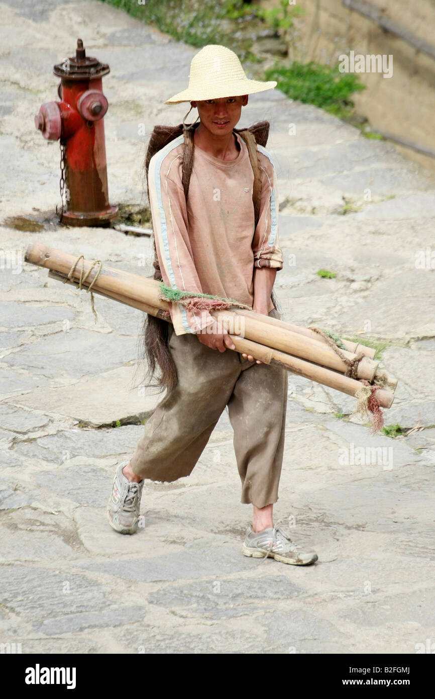 Hani man at the village of Qingkou, near Yuanyang, Yunnan, China Stock ...