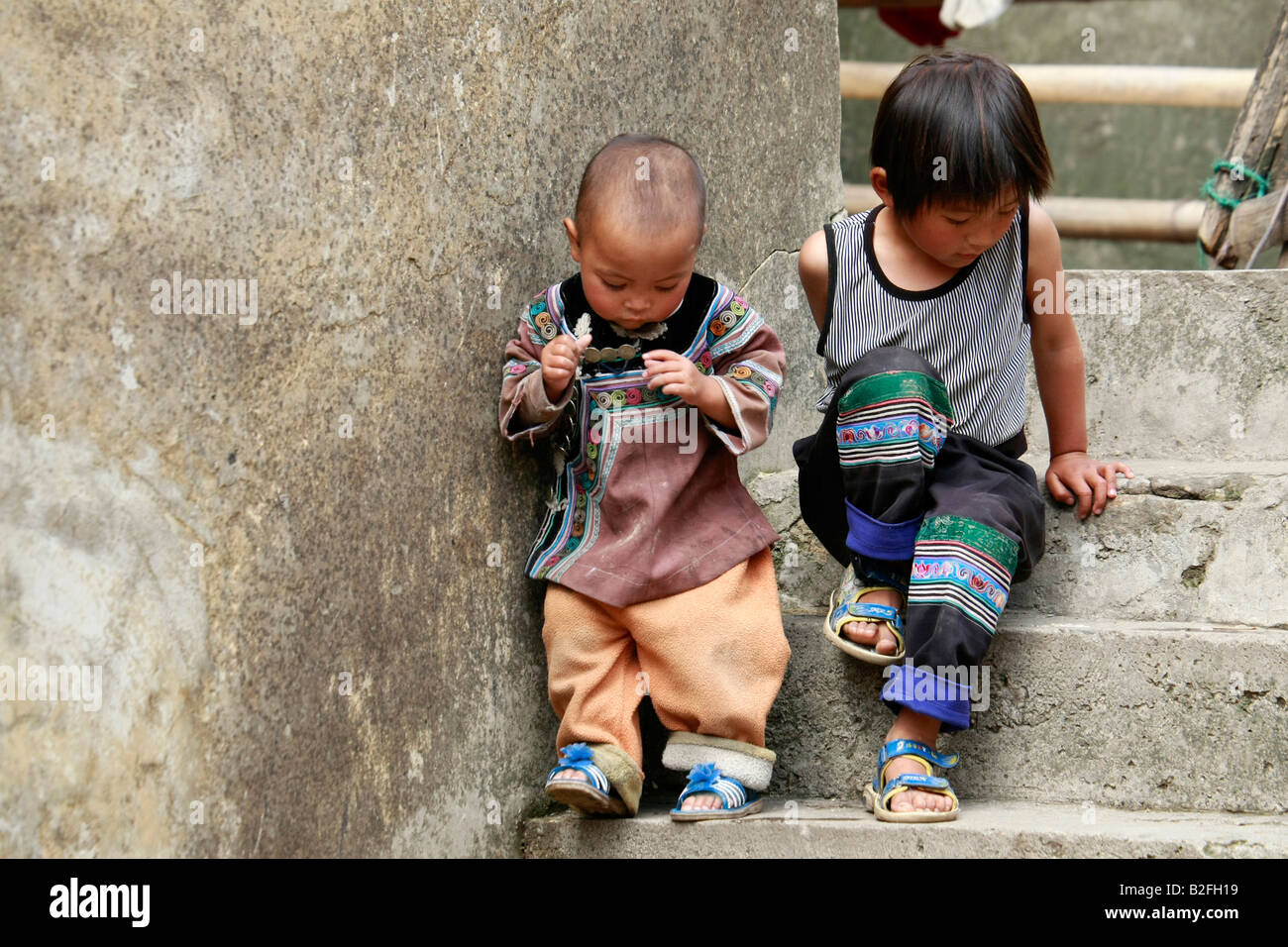 Children at the village of Qingkou, near Yuanyang, Yunnan, China Stock ...