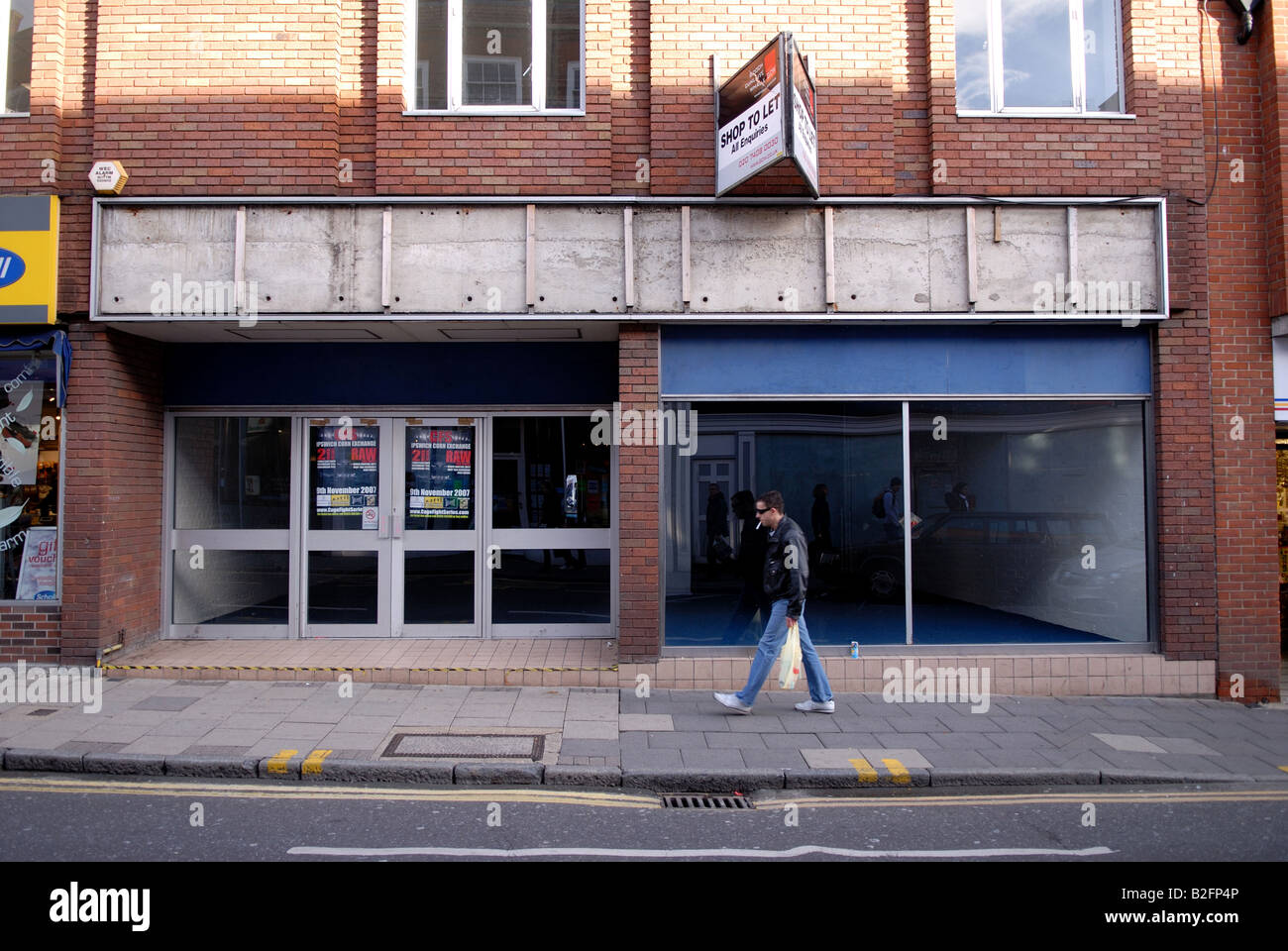 Closed retail unit hi-res stock photography and images - Alamy