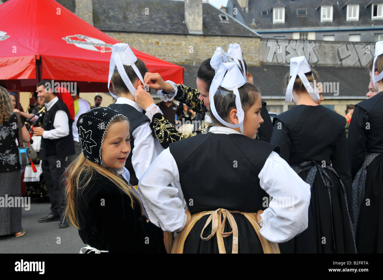 Breton traditional dress hi-res stock photography and images - Alamy