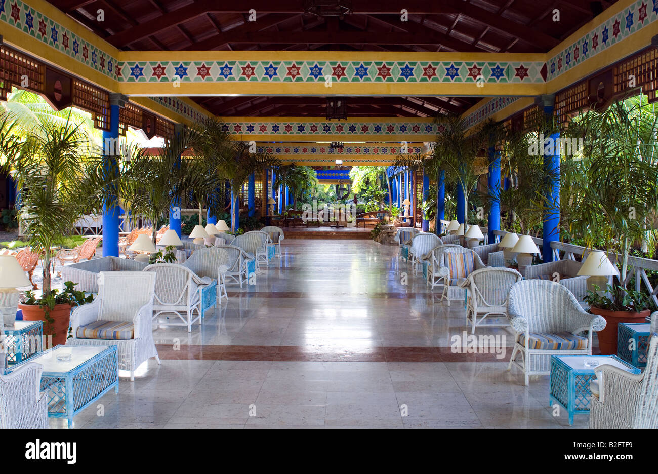 Open air lobby hi-res stock photography and images - Alamy