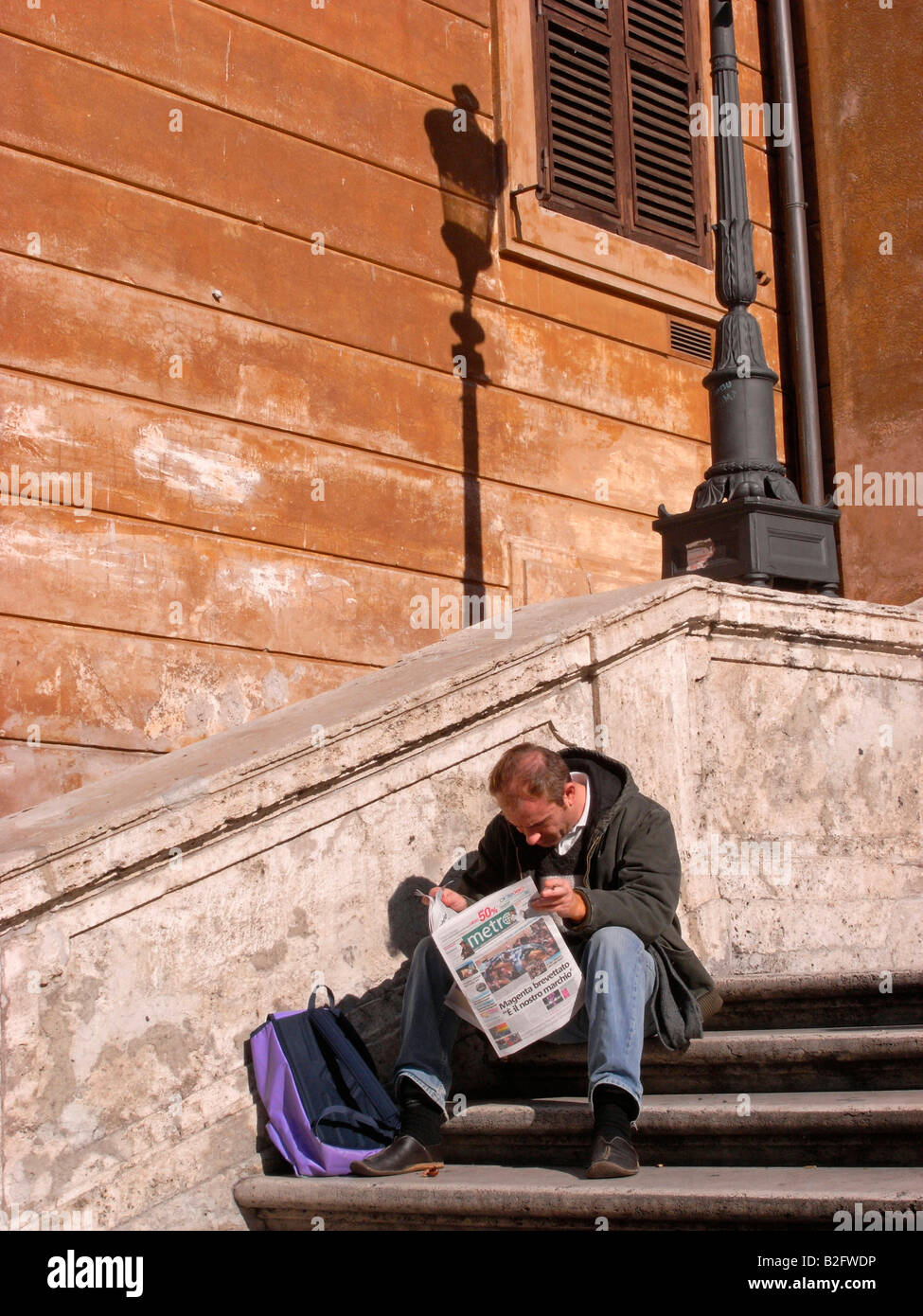 A man reads a newspaper on the Spanish Steps Rome Italy Stock Photo - Alamy