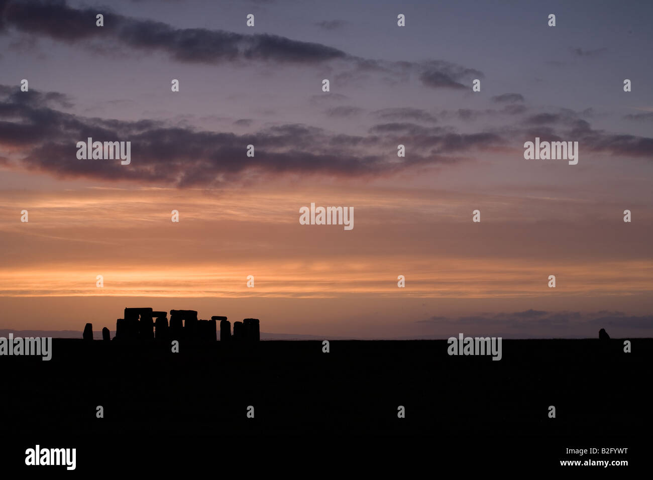 Dusky sunset behind Stonehenge in Wiltshire Stock Photo - Alamy