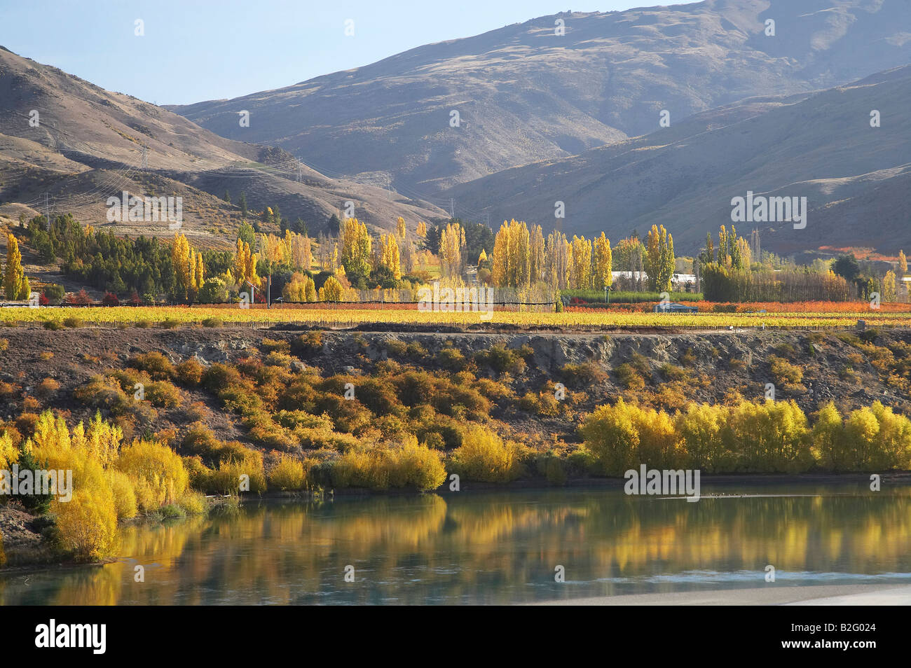 Lake Dunstan and Autumn Colours Bannockburn Central Otago South Island ...