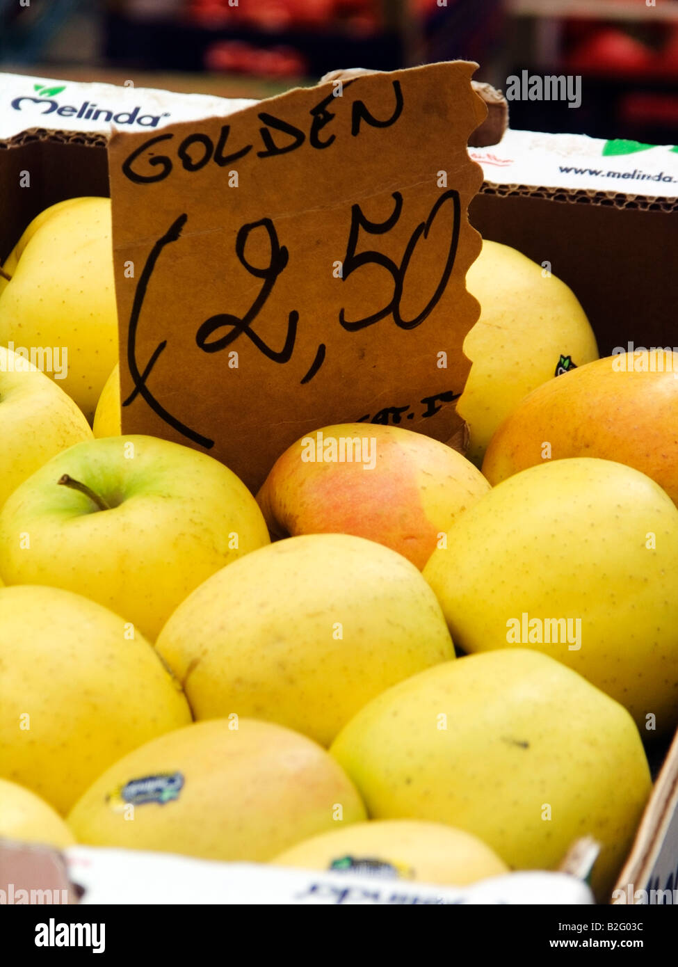 Apple golden variety in an italian market Stock Photo - Alamy