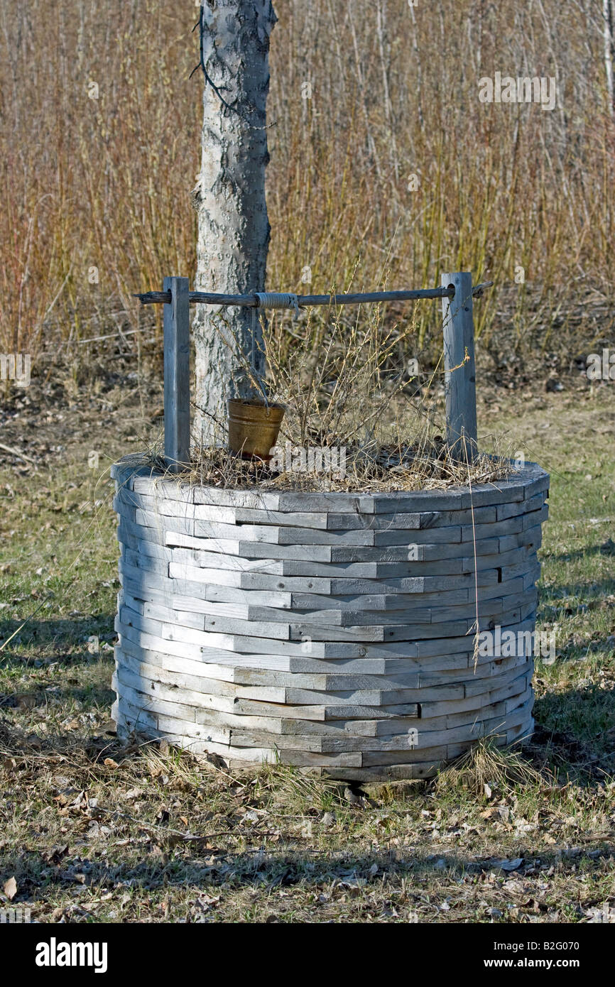 Old well planter Stock Photo - Alamy
