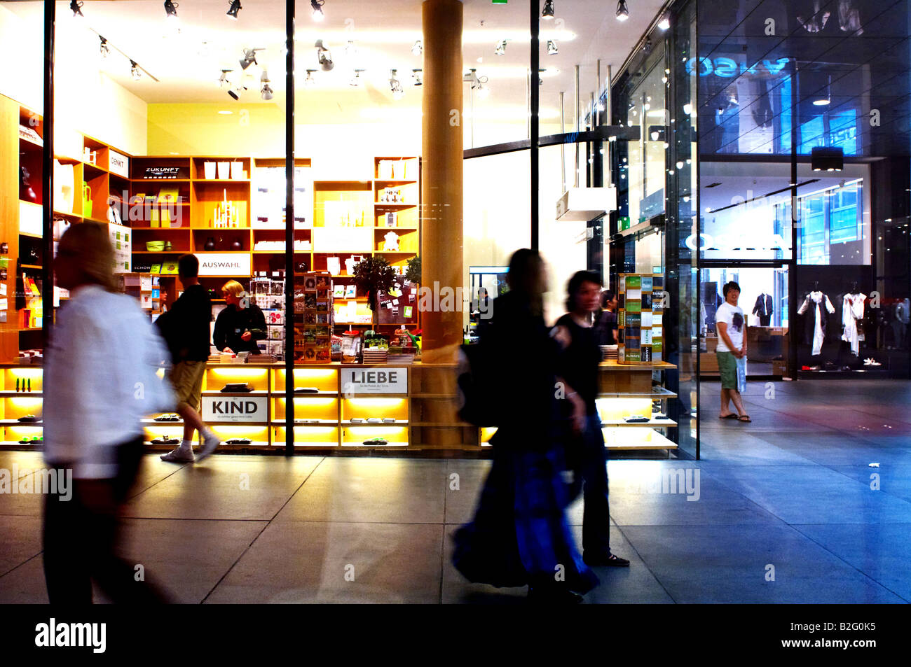 Shoppers at Fünf Höfe in Munich in Germany Stock Photo - Alamy