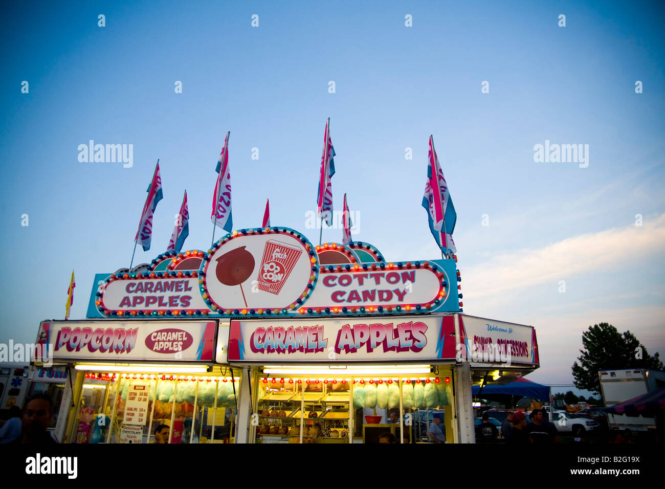 Vendor popcorn hi-res stock photography and images - Alamy