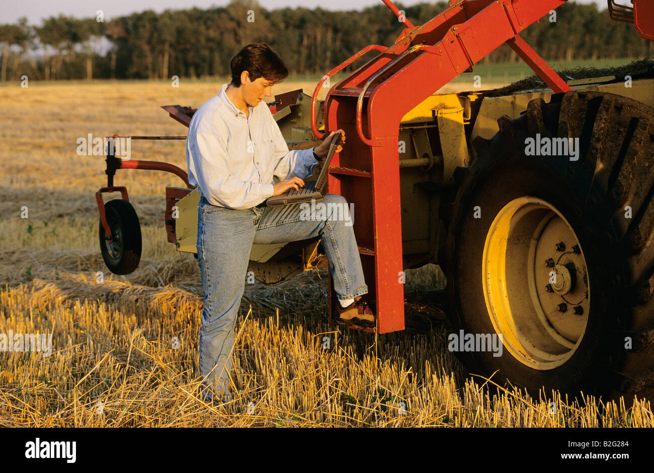Farmer beside combine hi-res stock photography and images - Alamy