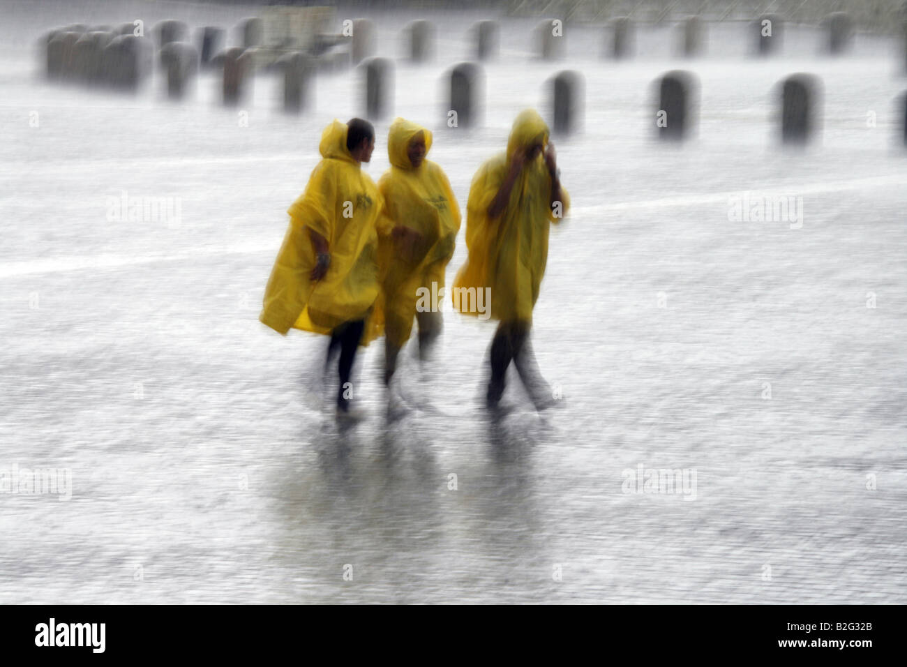 Women running for cover in heavy rain hi-res stock photography and ...
