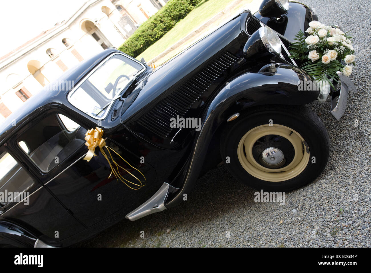 Wedding car decorated with white roses Stock Photo - Alamy