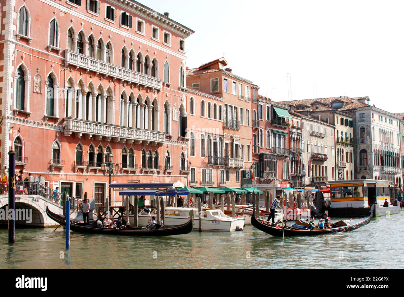 Gondolas restaurants on grand canal hi-res stock photography and images ...
