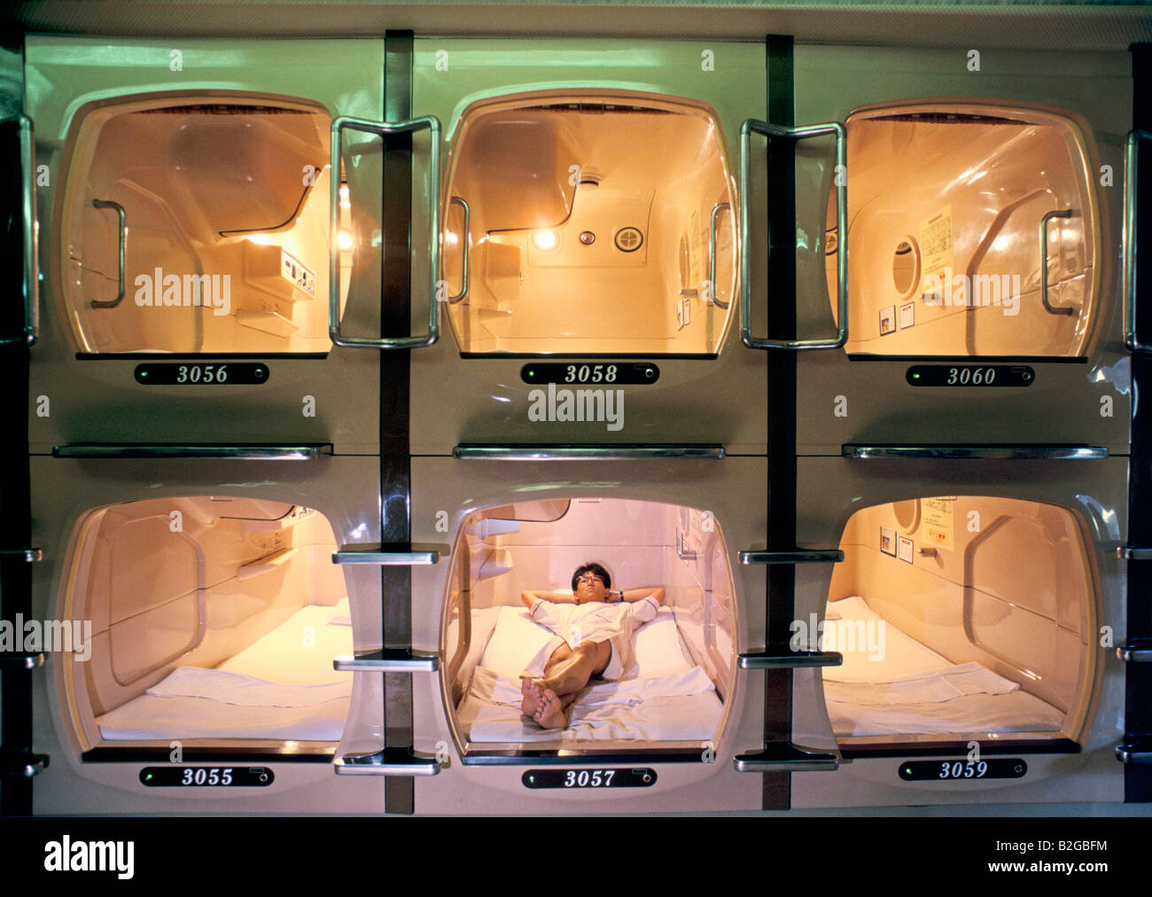 Capsule hotel Tokyo, Japan Stock Photo - Alamy