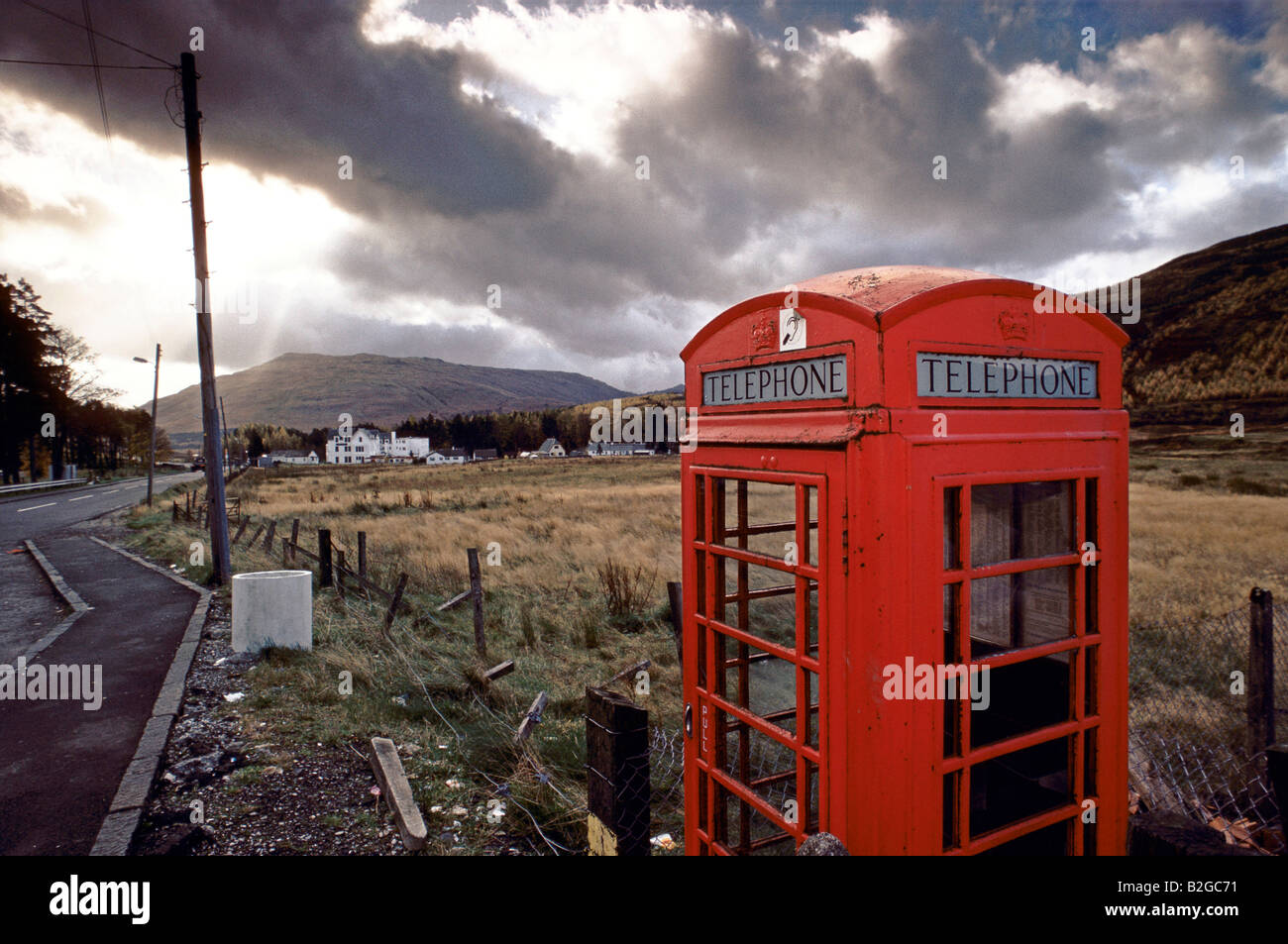 red telephone box in the countryside Stock Photo - Alamy