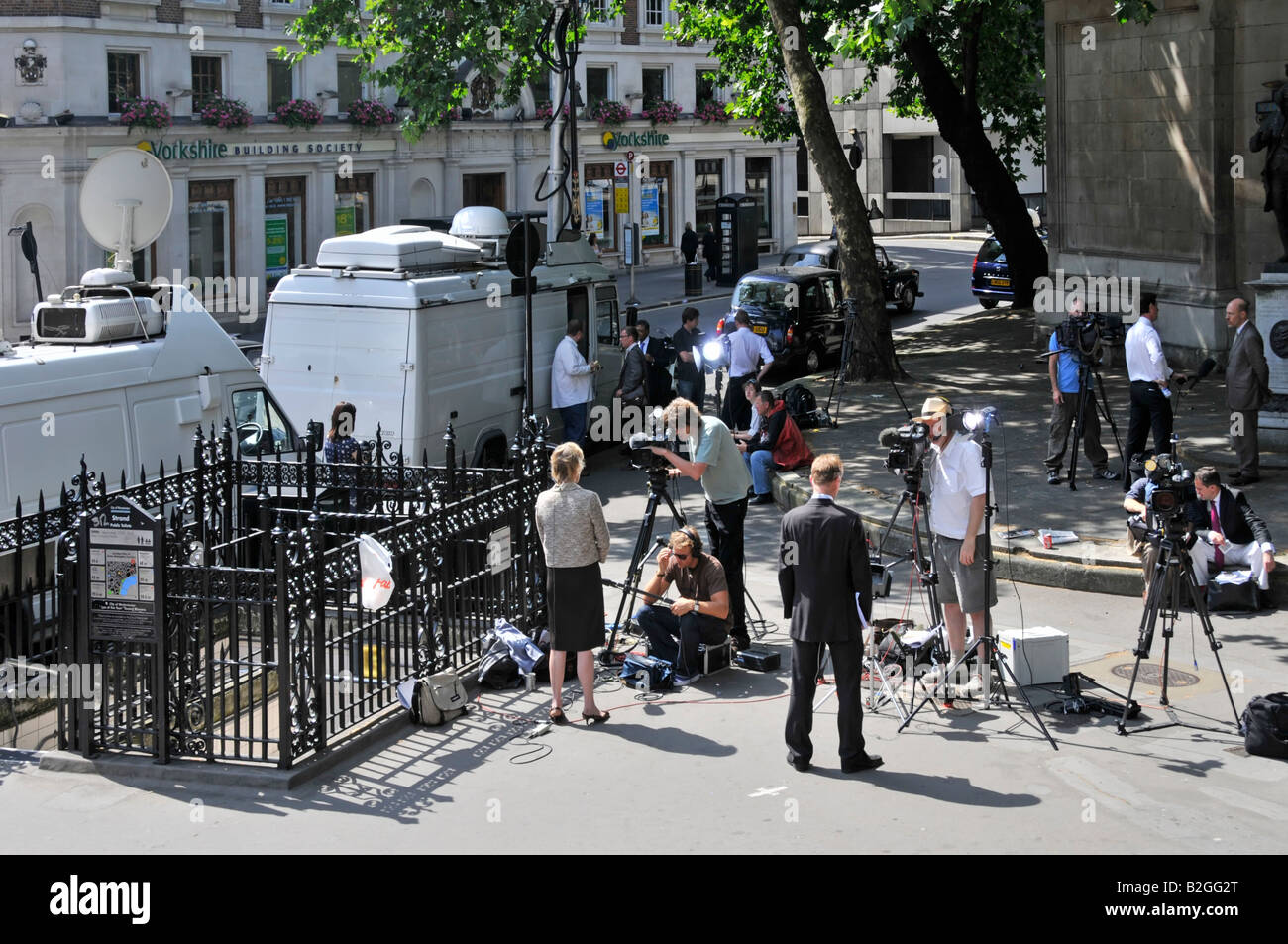 Media reporters tv crews press hi-res stock photography and images - Alamy