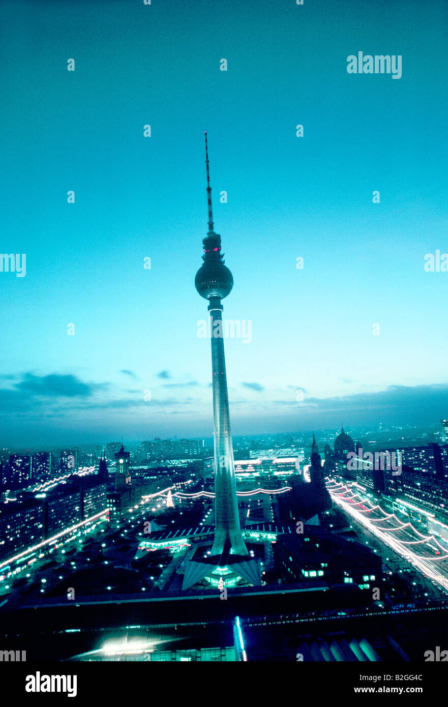 television tower fernsehturm at night berlin Stock Photo - Alamy