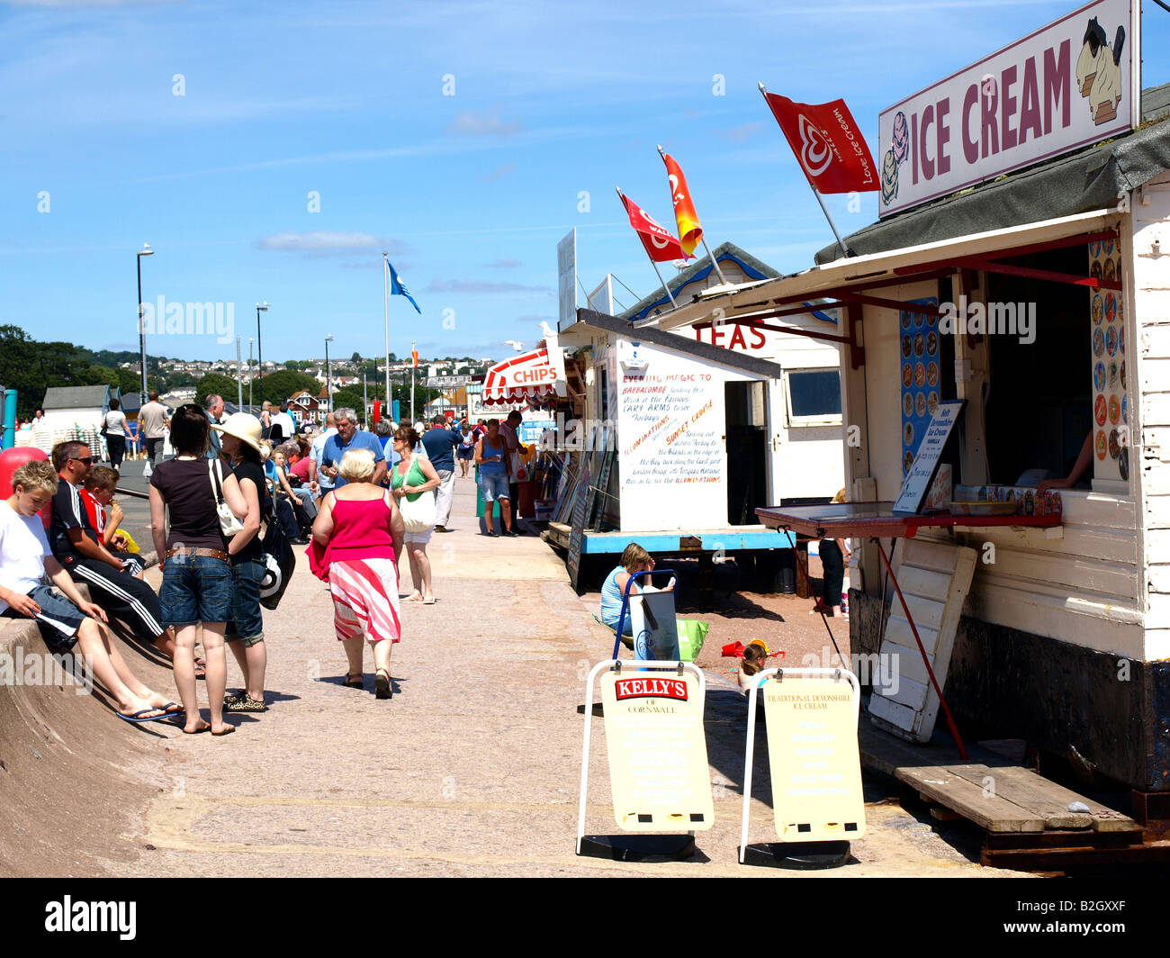 Walking strolling standing sitting hi-res stock photography and images ...