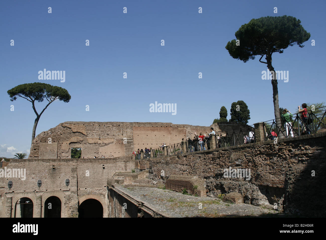 palace buildings on roman palatine hill rome Stock Photo - Alamy